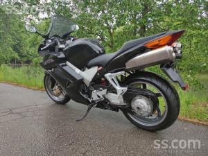 Хонда VFR 800 2003 в Рига, объемом двигателя 0.80 л и пробегом 0 тыс. км за 2250 €, фото 6 на AUTOMOTO.COM.LV