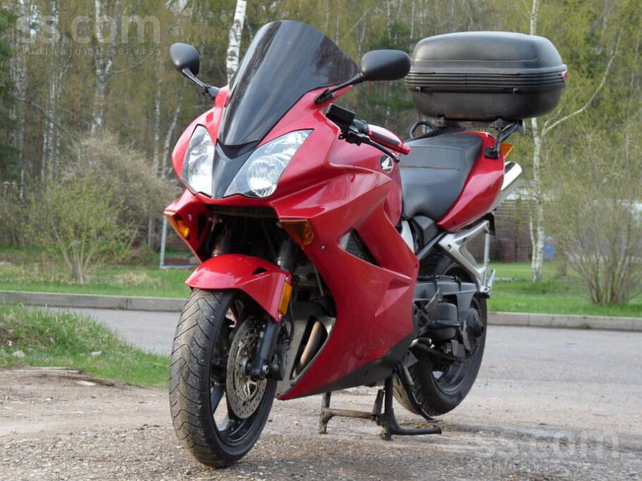 Honda VFR 800 2003 in Riga, with an engine capacity of 0.80 L and mileage of 0 thousand km for 2950 €, photo 1 on AUTOMOTO.COM.LV