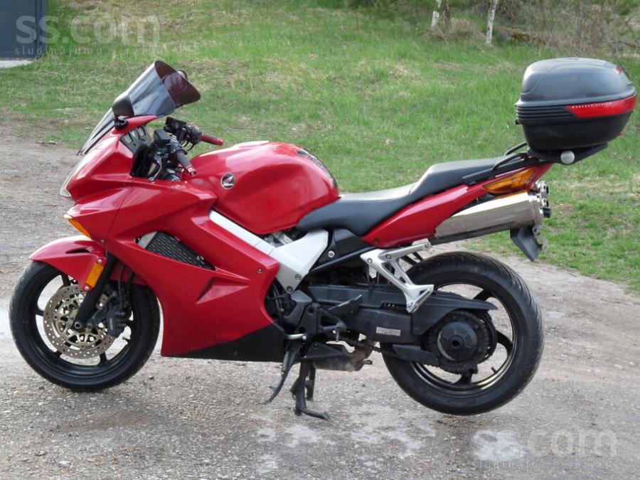 Honda VFR 800 2003 in Riga, with an engine capacity of 0.80 L and mileage of 0 thousand km for 2950 €, photo 4 on AUTOMOTO.COM.LV