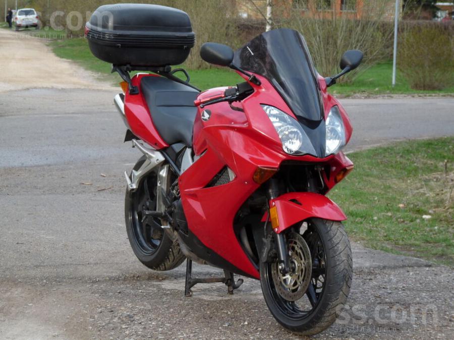 Honda VFR 800 2003 in Riga, with an engine capacity of 0.80 L and mileage of 0 thousand km for 2950 €, photo 11 on AUTOMOTO.COM.LV