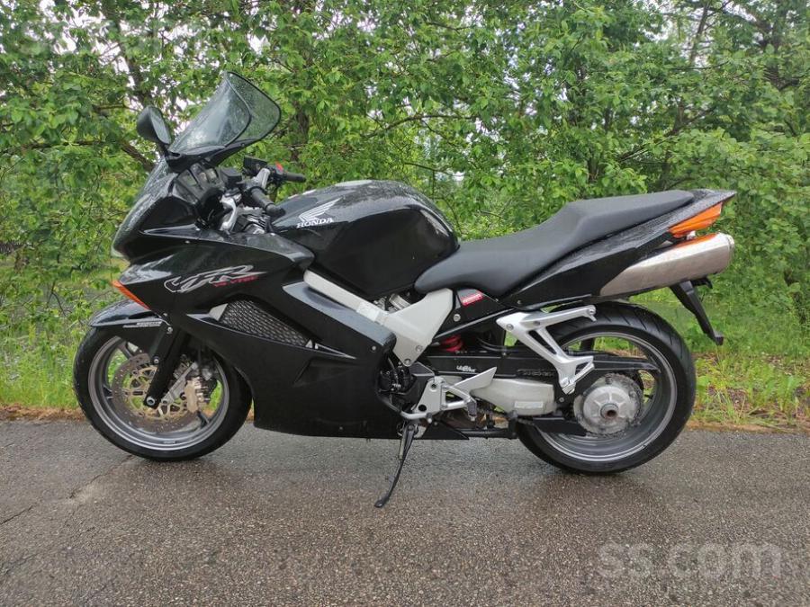 Хонда VFR 800 2003 в Рига, объемом двигателя 0.80 л и пробегом 0 тыс. км за 2450 €, фото 1 на AUTOMOTO.COM.LV