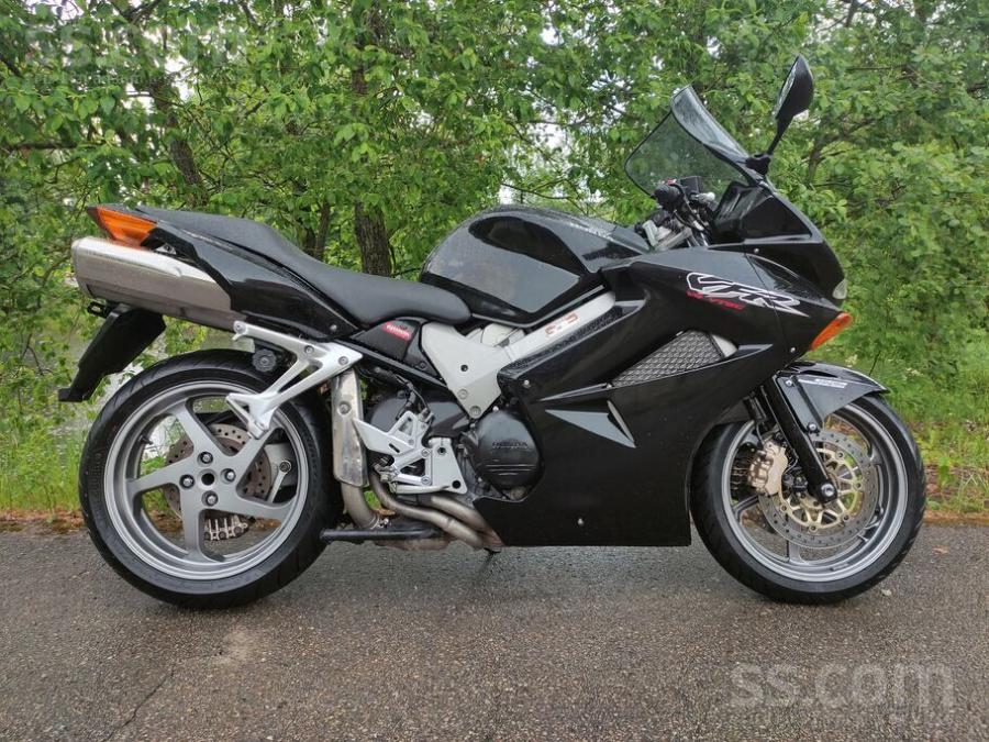 Хонда VFR 800 2003 в Рига, объемом двигателя 0.80 л и пробегом 0 тыс. км за 2450 €, фото 3 на AUTOMOTO.COM.LV