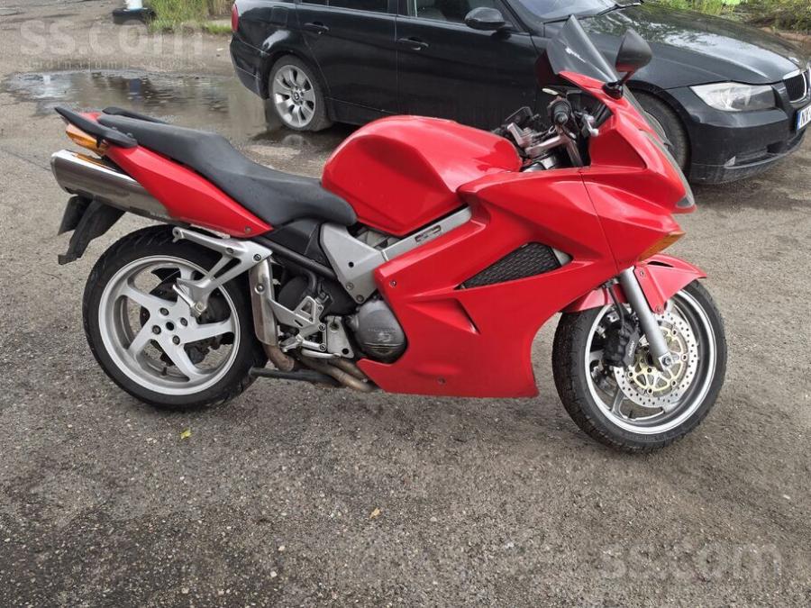 Honda VFR 800 2003 in Riga, with an engine capacity of 0.80 L and mileage of 0 thousand km for 2000 €, photo 4 on AUTOMOTO.COM.LV