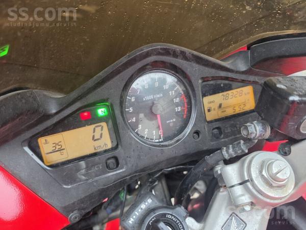 Honda VFR 800 2003 in Riga, with an engine capacity of 0.80 L and mileage of 0 thousand km for 2000 €, photo 6 on AUTOMOTO.COM.LV