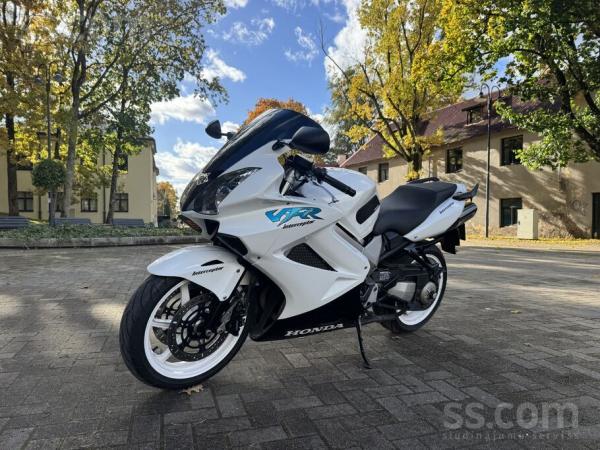 Хонда VFR 800 2004 в Рига, объемом двигателя 0.80 л и пробегом 0 тыс. км за 3400 €, фото 2 на AUTOMOTO.COM.LV