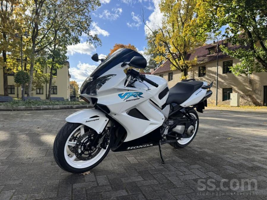 Хонда VFR 800 2004 в Рига, объемом двигателя 0.80 л и пробегом 0 тыс. км за 3400 €, фото 3 на AUTOMOTO.COM.LV