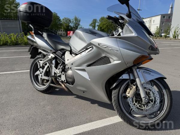 Honda VFR 800 2005 in Riga, with an engine capacity of 0.80 L and mileage of 0 thousand km for 2600 €, photo 3 on AUTOMOTO.COM.LV