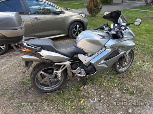 Хонда VFR 800 2005 в Таллин, объемом двигателя 0.78 л и пробегом 54 тыс. км за 3000 €, фото 2 на AUTOMOTO.COM.LV