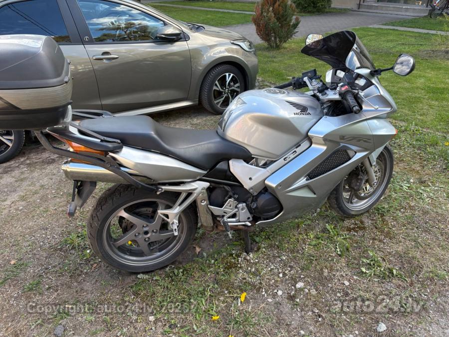 Хонда VFR 800 2005 в Таллин, объемом двигателя 0.78 л и пробегом 54 тыс. км за 3000 €, фото 3 на AUTOMOTO.COM.LV