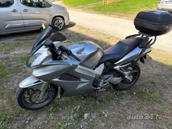 Хонда VFR 800 2005 в Таллин, объемом двигателя 0.78 л и пробегом 54 тыс. км за 3000 €, фото 3 на AUTOMOTO.COM.LV