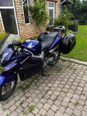 Хонда VFR 800 2005 в Рига, объемом двигателя 0.80 л и пробегом 0 тыс. км за 2750 €, фото 3 на AUTOMOTO.COM.LV