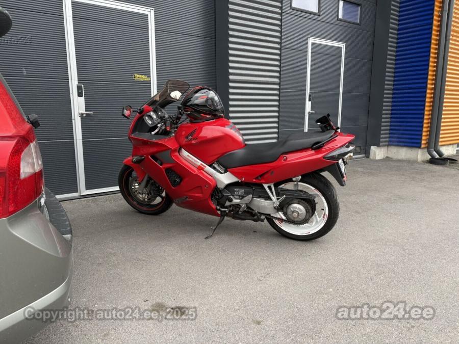 Красный Хонда VFR 800 1999 в Таллин, объемом двигателя 0.78 л и пробегом 65 тыс. км за 2800 €, фото 3 на AUTOMOTO.COM.LV