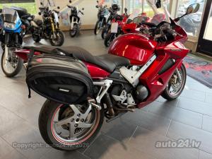 Красный Хонда VFR 800 2006 в Таллин, объемом двигателя 0.78 л и пробегом 74 тыс. км за 2990 €, фото 4 на AUTOMOTO.COM.LV