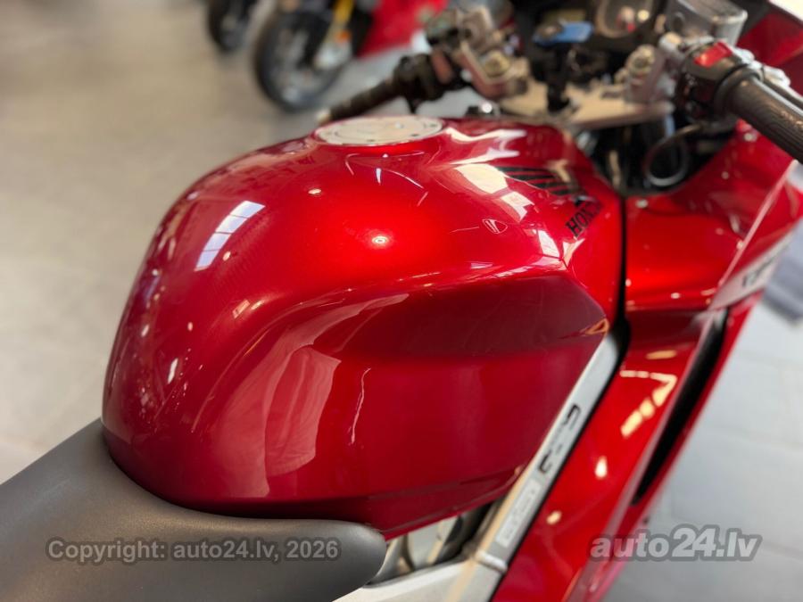 Красный Хонда VFR 800 2006 в Таллин, объемом двигателя 0.78 л и пробегом 74 тыс. км за 2990 €, фото 5 на AUTOMOTO.COM.LV