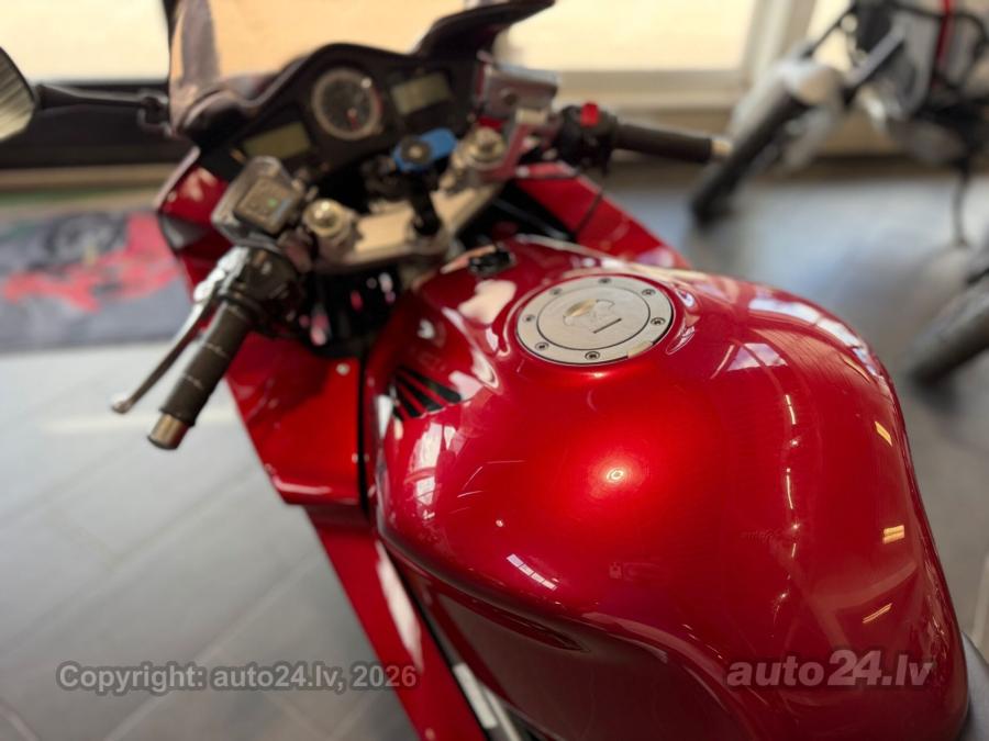 Красный Хонда VFR 800 2006 в Таллин, объемом двигателя 0.78 л и пробегом 74 тыс. км за 2990 €, фото 14 на AUTOMOTO.COM.LV