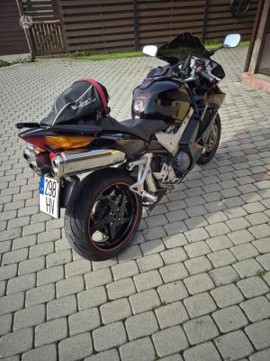 Melns Honda VFR 2002 Skuodas, ar dzinēja tilpumu 0.80 L un nobraukumu 79 tūkst. km par 2550 €, foto  vietnē AUTOMOTO.COM.LV