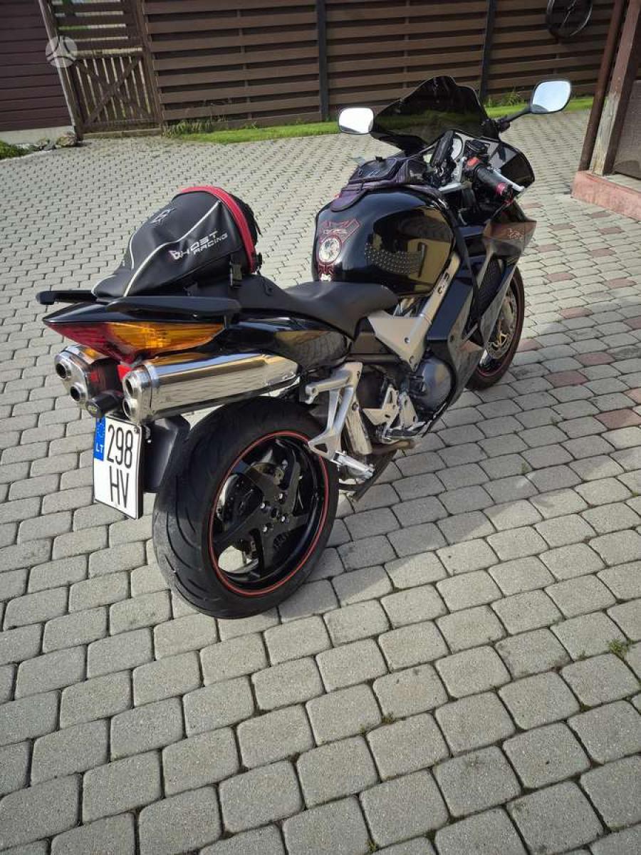 Melns Honda VFR 2002 Skuodas, ar dzinēja tilpumu 0.80 L un nobraukumu 79 tūkst. km par 2550 €, foto 1 vietnē AUTOMOTO.COM.LV