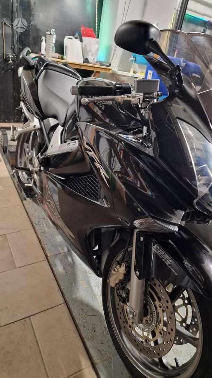 Melns Honda VFR 2009 Kauņa, ar dzinēja tilpumu 0.80 L un nobraukumu 40 tūkst. km par 5000 €, foto 3 vietnē AUTOMOTO.COM.LV