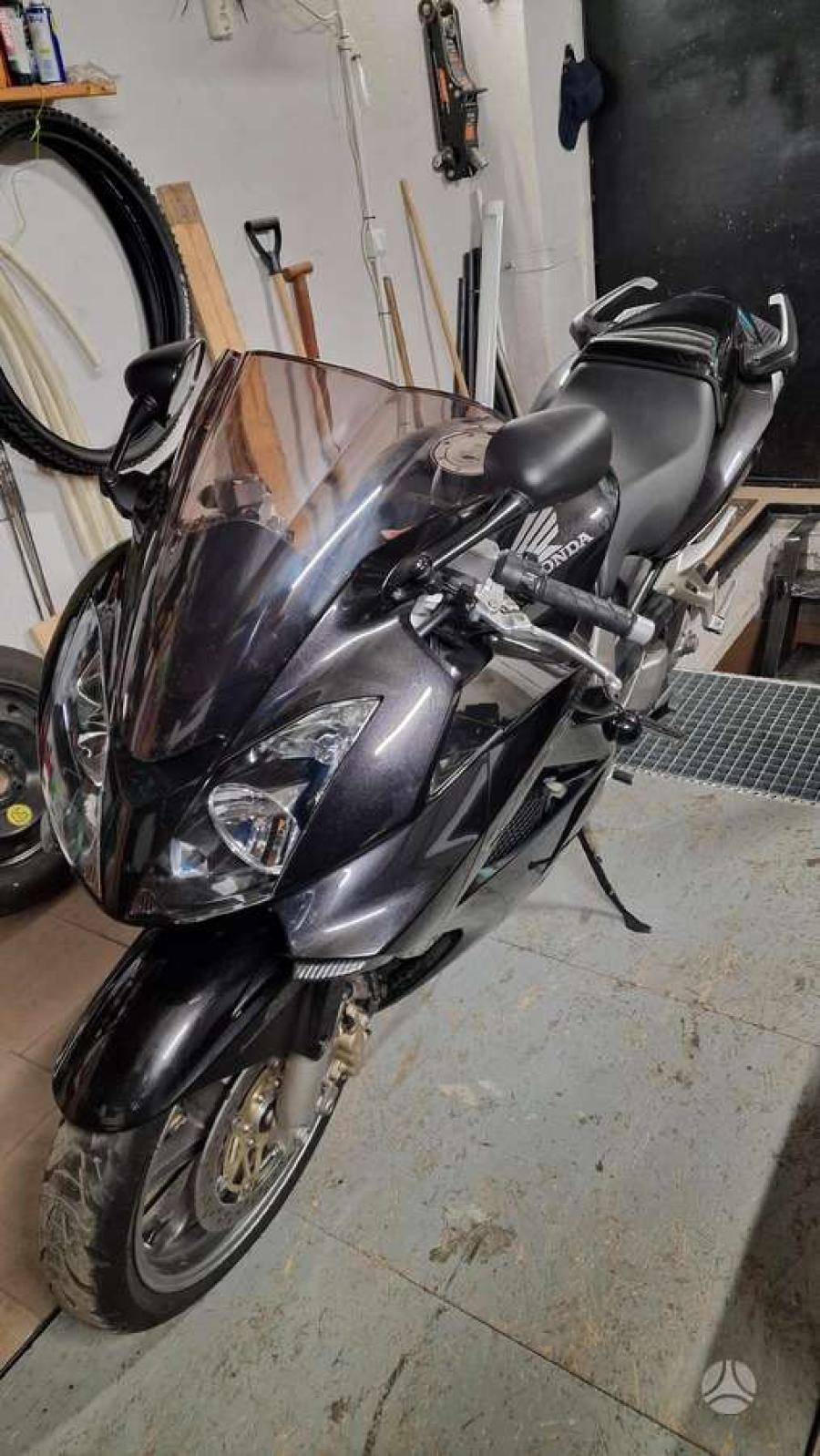 Melns Honda VFR 2009 Kauņa, ar dzinēja tilpumu 0.80 L un nobraukumu 40 tūkst. km par 5000 €, foto 5 vietnē AUTOMOTO.COM.LV