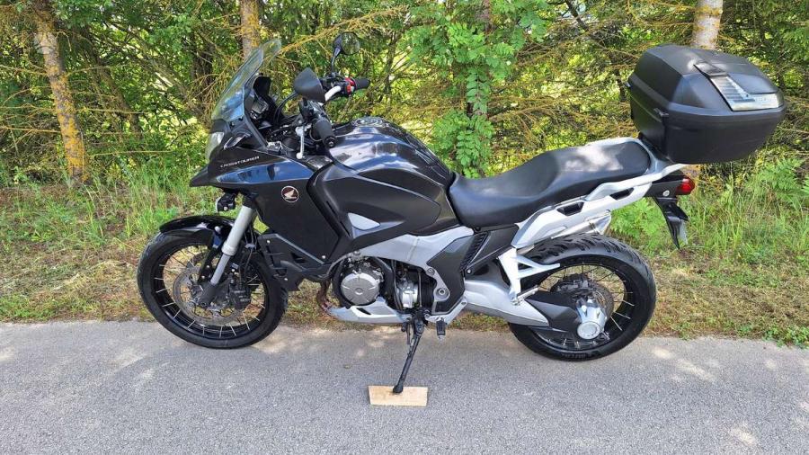 Black Honda VFR 2014 in Kaunas, with an engine capacity of 1.24 L and mileage of 58 thousand km for 5900 €, photo 2 on AUTOMOTO.COM.LV
