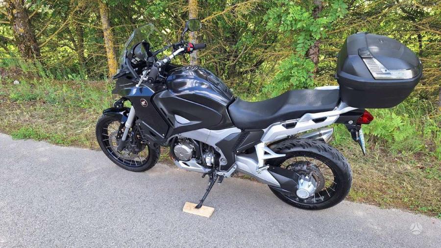 Black Honda VFR 2014 in Kaunas, with an engine capacity of 1.24 L and mileage of 58 thousand km for 5900 €, photo 6 on AUTOMOTO.COM.LV
