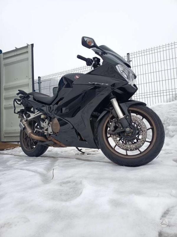Black Honda VFR 2018 in Kaunas, with an engine capacity of 0.80 L and mileage of 44 thousand km for 4750 €, photo 1 on AUTOMOTO.COM.LV