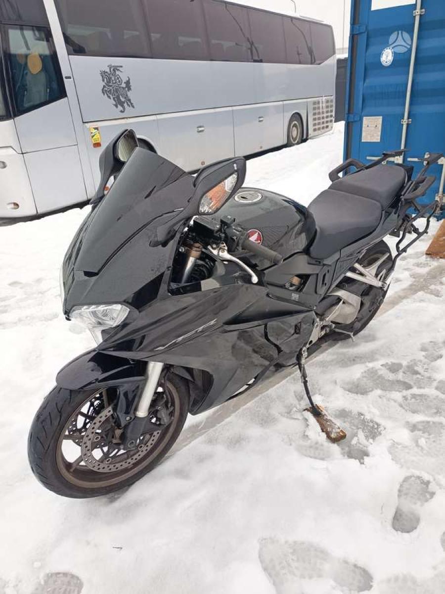 Melns Honda VFR 2018 Kauņa, ar dzinēja tilpumu 0.80 L un nobraukumu 44 tūkst. km par 4750 €, foto 3 vietnē AUTOMOTO.COM.LV