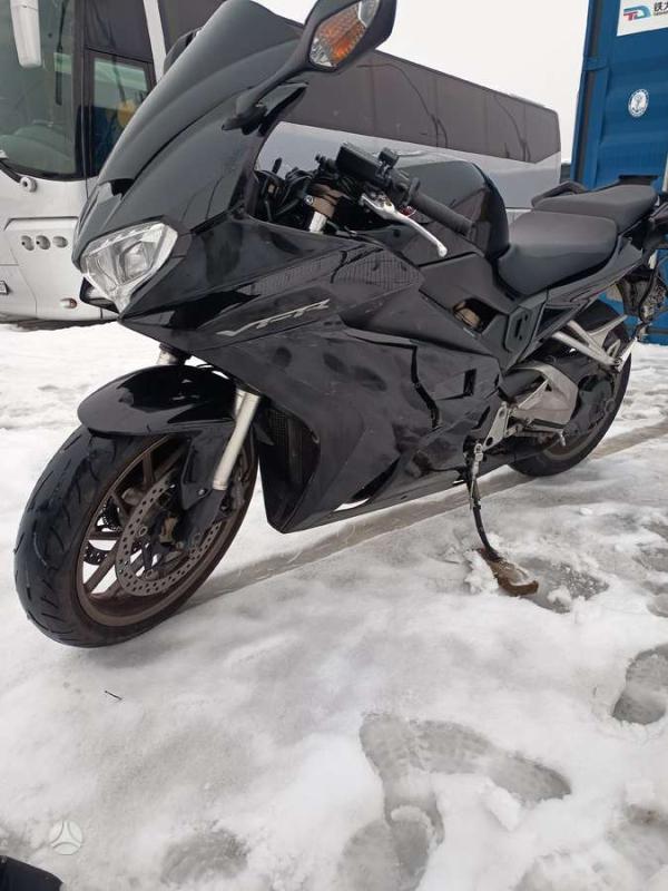 Melns Honda VFR 2018 Kauņa, ar dzinēja tilpumu 0.80 L un nobraukumu 44 tūkst. km par 4750 €, foto 9 vietnē AUTOMOTO.COM.LV