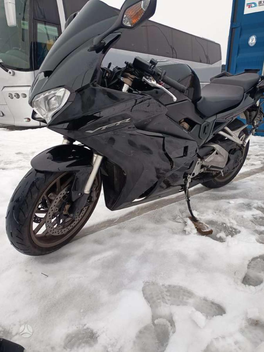 Melns Honda VFR 2018 Kauņa, ar dzinēja tilpumu 0.80 L un nobraukumu 44 tūkst. km par 4750 €, foto 9 vietnē AUTOMOTO.COM.LV