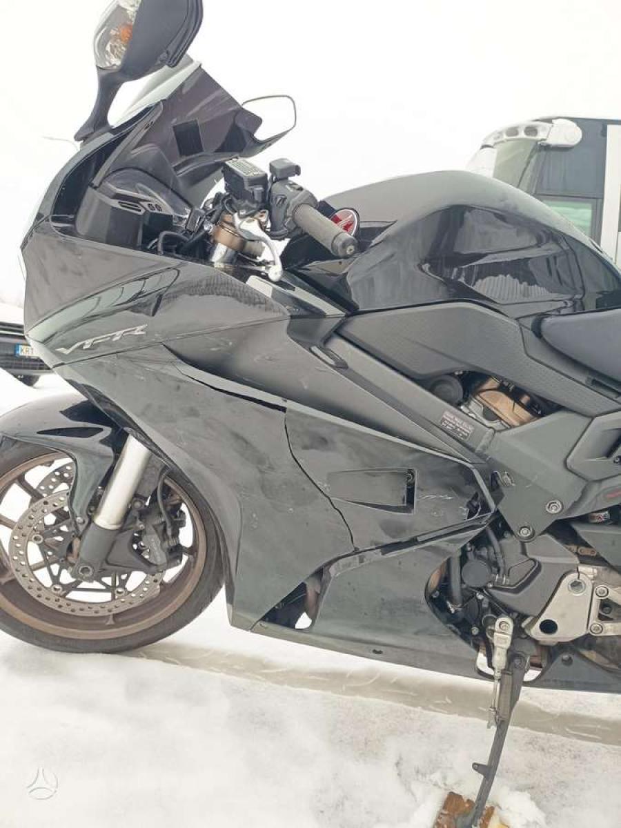 Melns Honda VFR 2018 Kauņa, ar dzinēja tilpumu 0.80 L un nobraukumu 44 tūkst. km par 4750 €, foto 10 vietnē AUTOMOTO.COM.LV