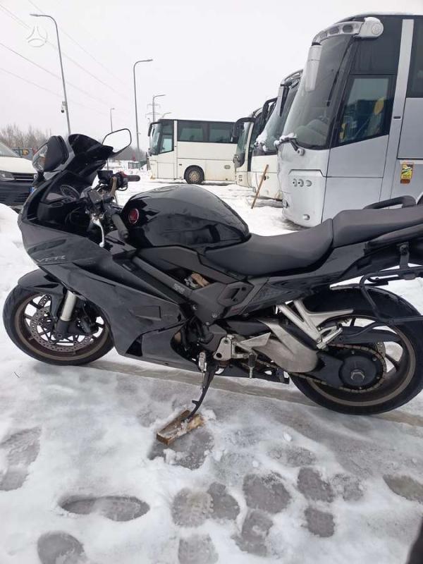 Black Honda VFR 2018 in Kaunas, with an engine capacity of 0.80 L and mileage of 44 thousand km for 4750 €, photo 11 on AUTOMOTO.COM.LV