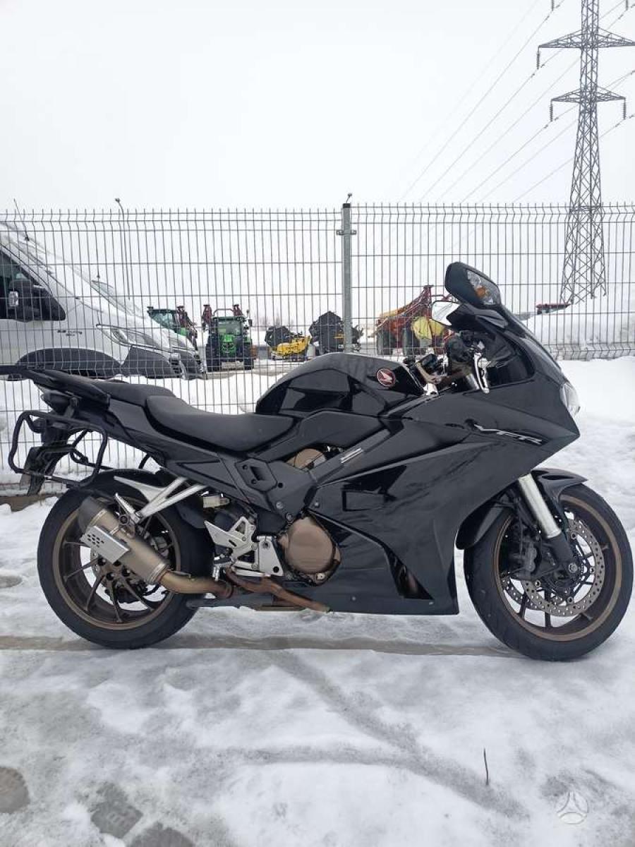 Melns Honda VFR 2018 Kauņa, ar dzinēja tilpumu 0.80 L un nobraukumu 44 tūkst. km par 4750 €, foto 16 vietnē AUTOMOTO.COM.LV