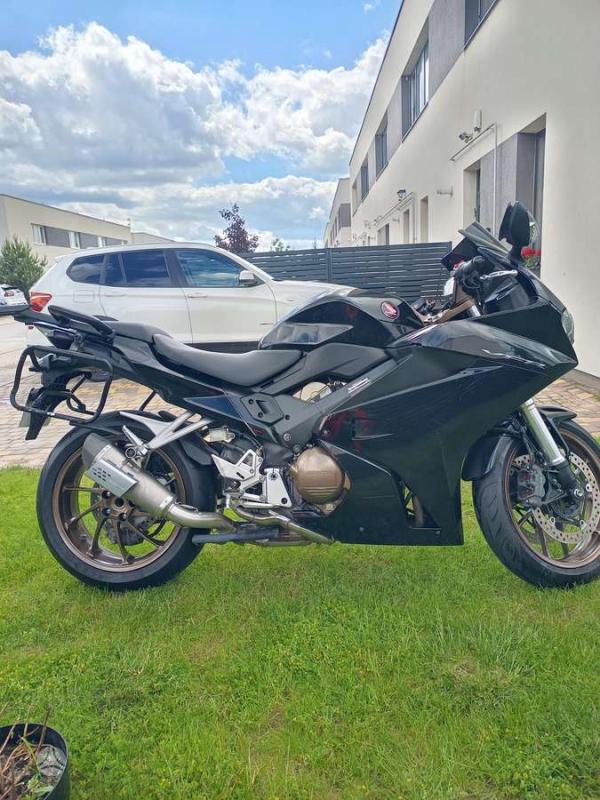 Black Honda VFR 2018 in Kaunas, with an engine capacity of 0.80 L and mileage of 44 thousand km for 4800 €, photo 2 on AUTOMOTO.COM.LV