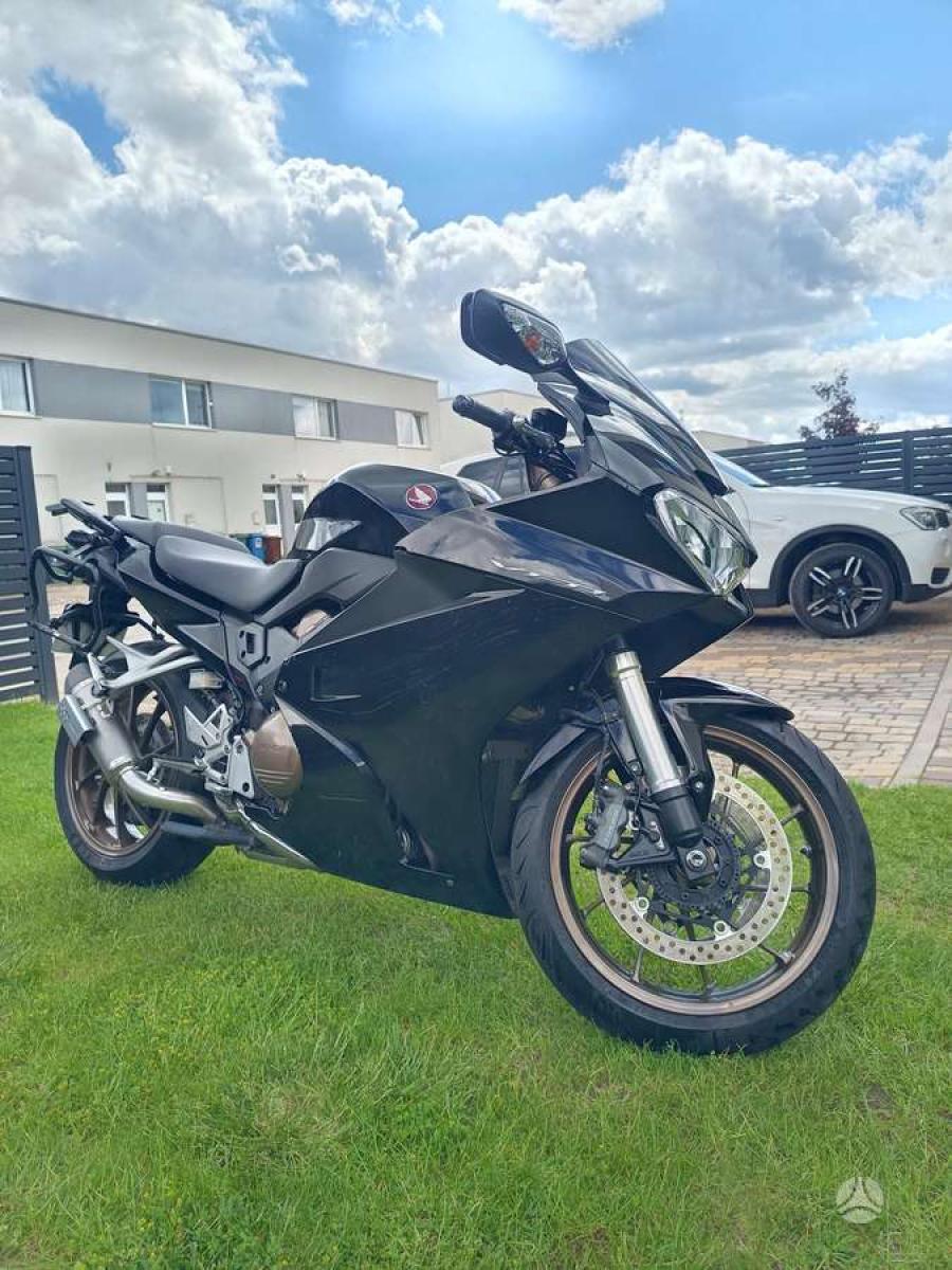 Black Honda VFR 2018 in Kaunas, with an engine capacity of 0.80 L and mileage of 44 thousand km for 4800 €, photo 4 on AUTOMOTO.COM.LV