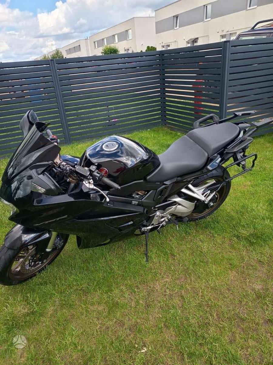 Black Honda VFR 2018 in Kaunas, with an engine capacity of 0.80 L and mileage of 44 thousand km for 4800 €, photo 8 on AUTOMOTO.COM.LV