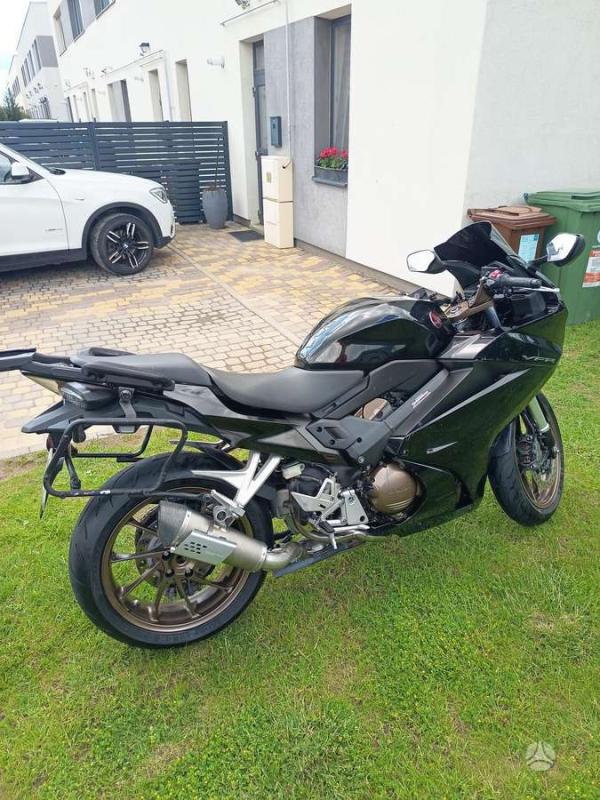 Black Honda VFR 2018 in Kaunas, with an engine capacity of 0.80 L and mileage of 44 thousand km for 4800 €, photo 8 on AUTOMOTO.COM.LV