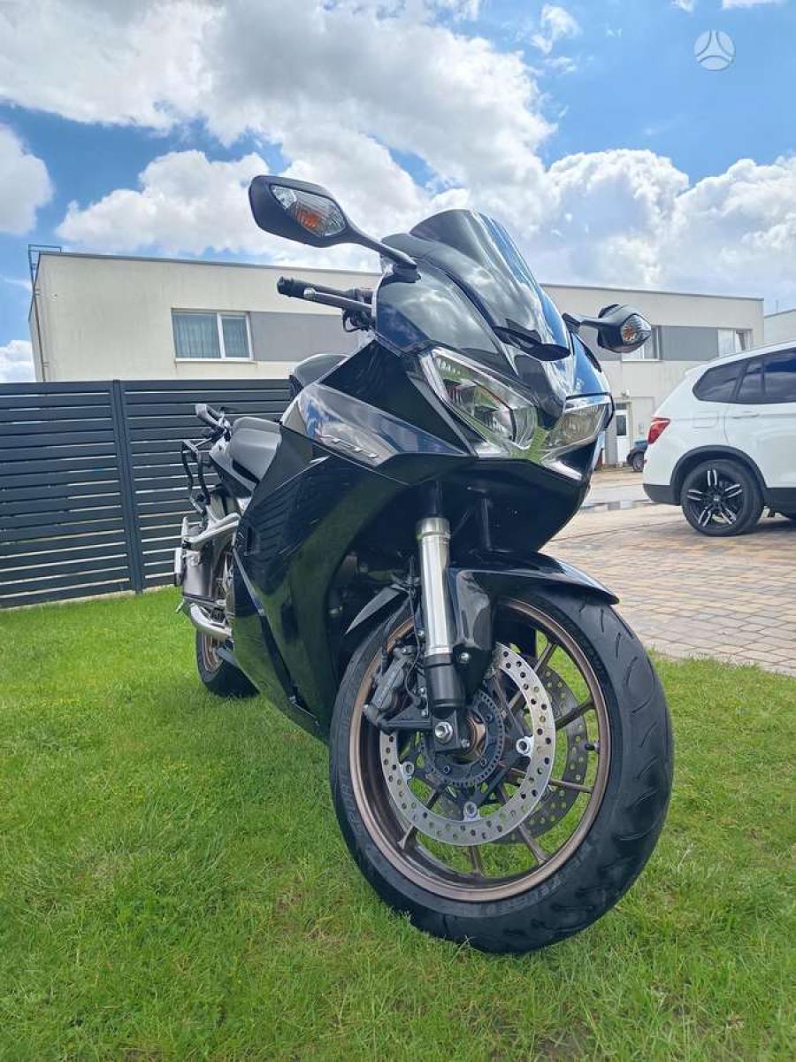 Black Honda VFR 2018 in Kaunas, with an engine capacity of 0.80 L and mileage of 44 thousand km for 4800 €, photo 10 on AUTOMOTO.COM.LV
