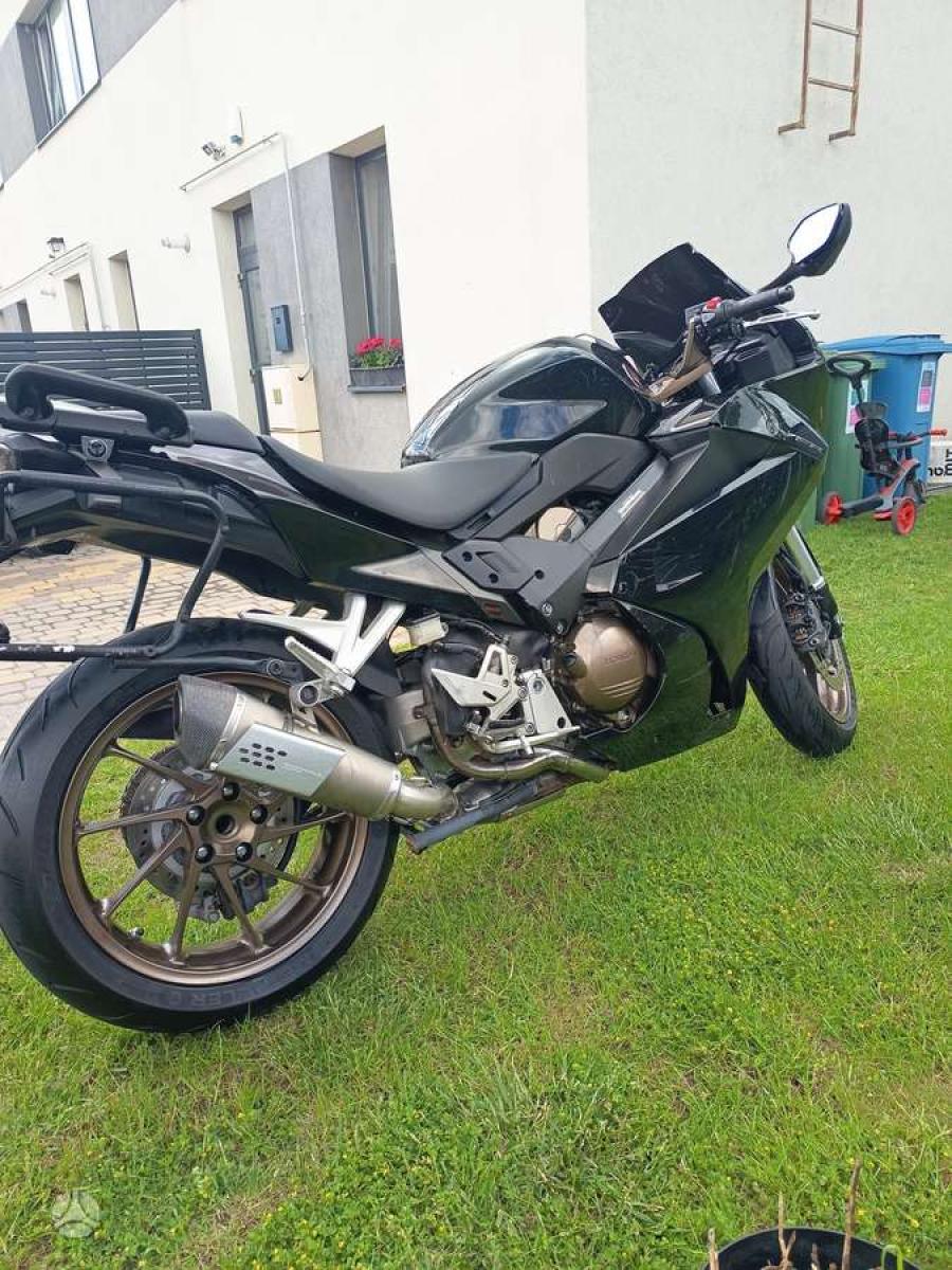 Black Honda VFR 2018 in Kaunas, with an engine capacity of 0.80 L and mileage of 44 thousand km for 4800 €, photo 11 on AUTOMOTO.COM.LV