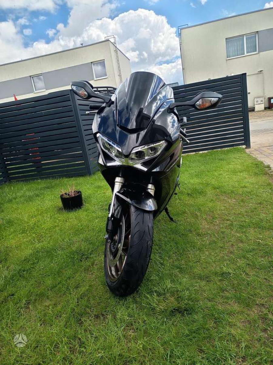 Black Honda VFR 2018 in Kaunas, with an engine capacity of 0.80 L and mileage of 44 thousand km for 4800 €, photo 12 on AUTOMOTO.COM.LV