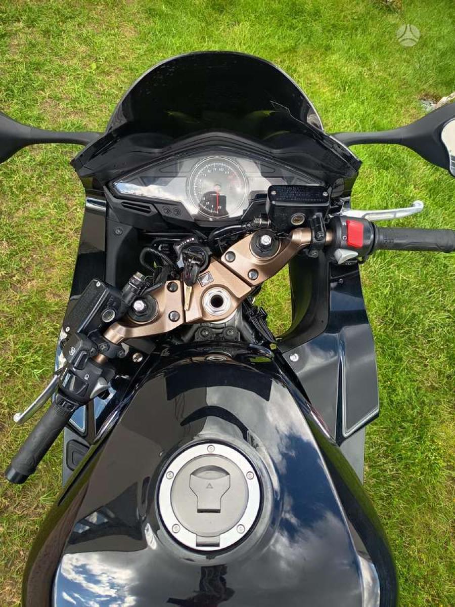 Black Honda VFR 2018 in Kaunas, with an engine capacity of 0.80 L and mileage of 44 thousand km for 4800 €, photo 14 on AUTOMOTO.COM.LV