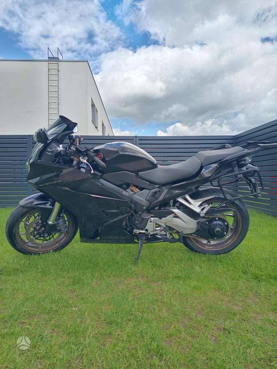 Black Honda VFR 2018 in Kaunas, with an engine capacity of 0.80 L and mileage of 44 thousand km for 4800 €, photo 17 on AUTOMOTO.COM.LV