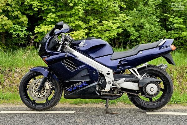 Zils Honda VFR 1996 Viļņa, ar dzinēja tilpumu 0.75 L un nobraukumu 52 tūkst. km par 1350 €, foto 2 vietnē AUTOMOTO.COM.LV