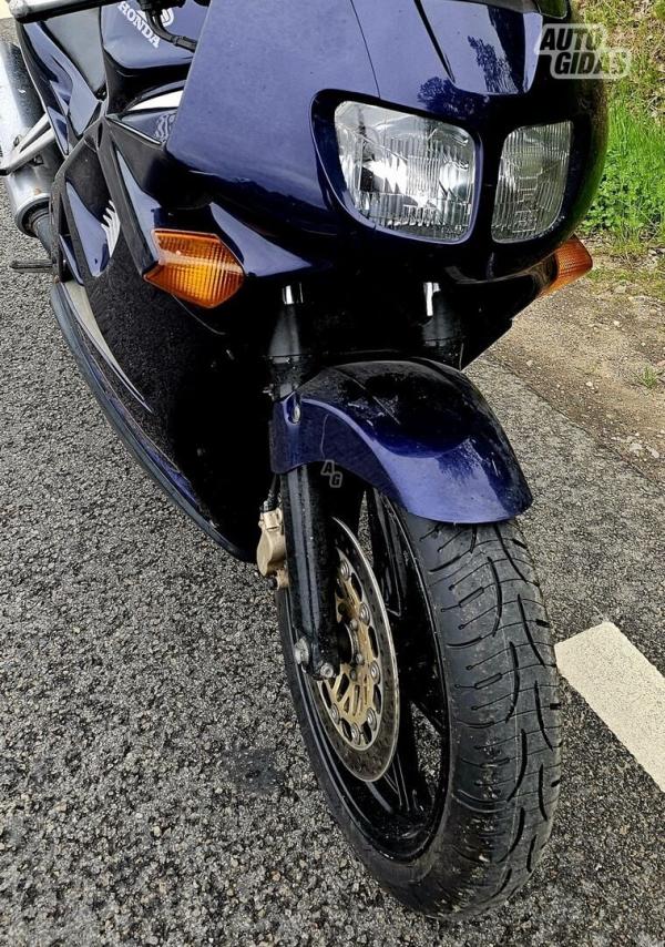 Zils Honda VFR 1996 Viļņa, ar dzinēja tilpumu 0.75 L un nobraukumu 52 tūkst. km par 1350 €, foto 7 vietnē AUTOMOTO.COM.LV