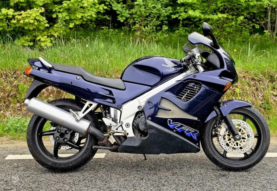 Zils Honda VFR 1996 Viļņa, ar dzinēja tilpumu 0.75 L un nobraukumu 52 tūkst. km par 1300 €, foto 1 vietnē AUTOMOTO.COM.LV