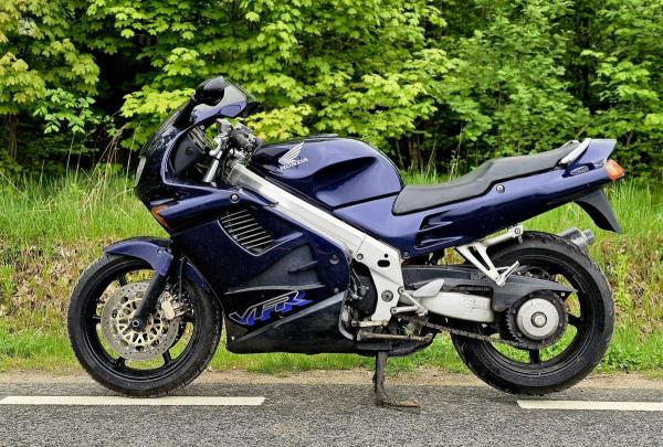 Zils Honda VFR 1996 Viļņa, ar dzinēja tilpumu 0.75 L un nobraukumu 52 tūkst. km par 1300 €, foto 3 vietnē AUTOMOTO.COM.LV