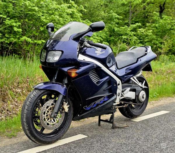 Zils Honda VFR 1996 Viļņa, ar dzinēja tilpumu 0.75 L un nobraukumu 52 tūkst. km par 1300 €, foto 4 vietnē AUTOMOTO.COM.LV