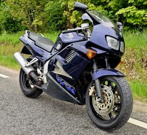 Zils Honda VFR 1996 Viļņa, ar dzinēja tilpumu 0.75 L un nobraukumu 52 tūkst. km par 1300 €, foto 5 vietnē AUTOMOTO.COM.LV