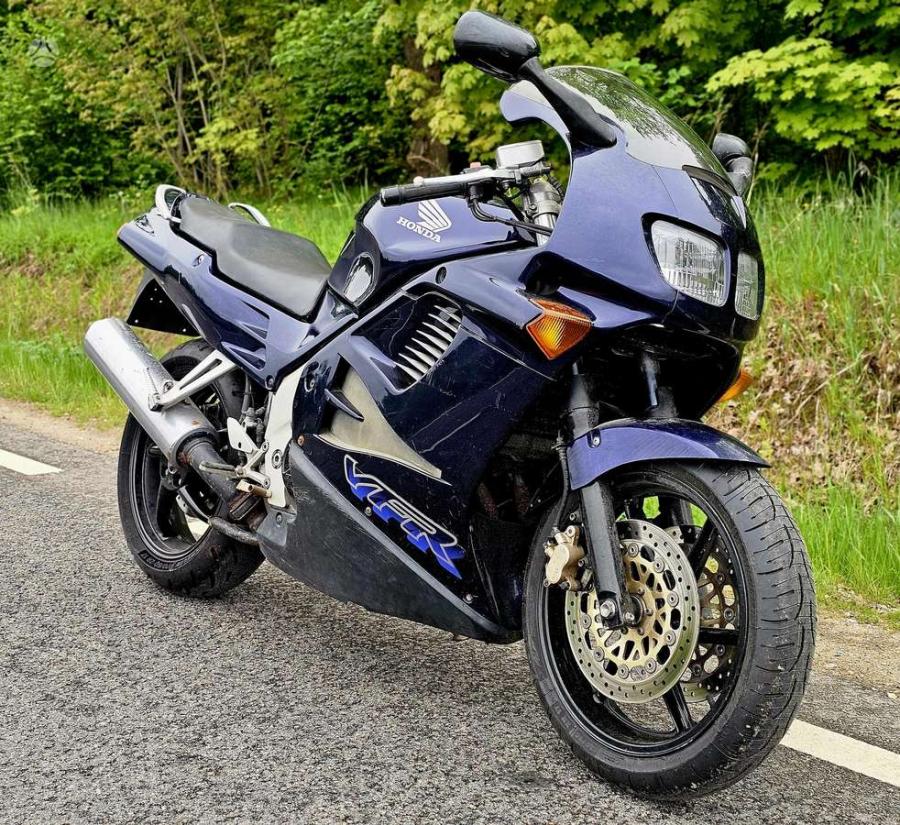 Zils Honda VFR 1996 Viļņa, ar dzinēja tilpumu 0.75 L un nobraukumu 52 tūkst. km par 1300 €, foto 5 vietnē AUTOMOTO.COM.LV
