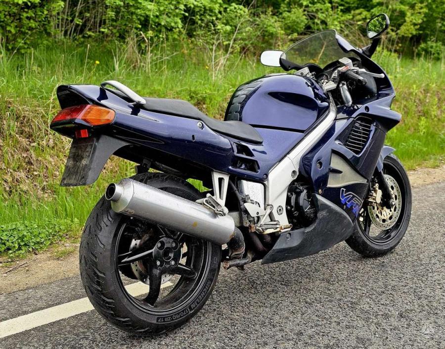 Zils Honda VFR 1996 Viļņa, ar dzinēja tilpumu 0.75 L un nobraukumu 52 tūkst. km par 1300 €, foto 6 vietnē AUTOMOTO.COM.LV
