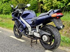 Zils Honda VFR 1996 Viļņa, ar dzinēja tilpumu 0.75 L un nobraukumu 52 tūkst. km par 1300 €, foto 7 vietnē AUTOMOTO.COM.LV